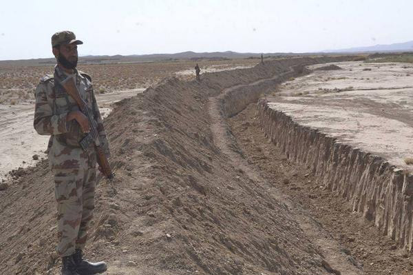 अफगान बोले- पाकिस्‍तान, अफगानिस्‍तान के बीच खिंची डूंरड रेखा ...