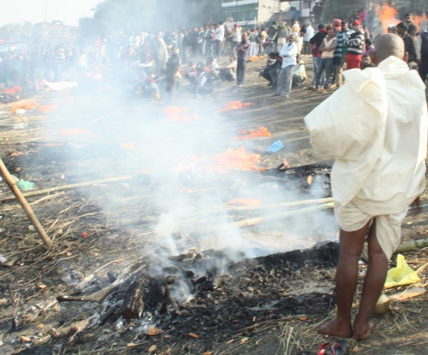 लाशों के अंबार से पटा दिखा श्मशान, कांप रहे थे जलाने वाले हाथ - Funeral ...
