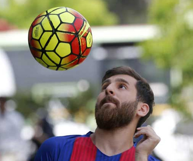 इस शख्स को काफी महंगा पड़ गया मेसी का हमशक्ल होना, देखें तस्वीरें ...