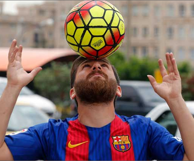 इस शख्स को काफी महंगा पड़ गया मेसी का हमशक्ल होना, देखें तस्वीरें ...