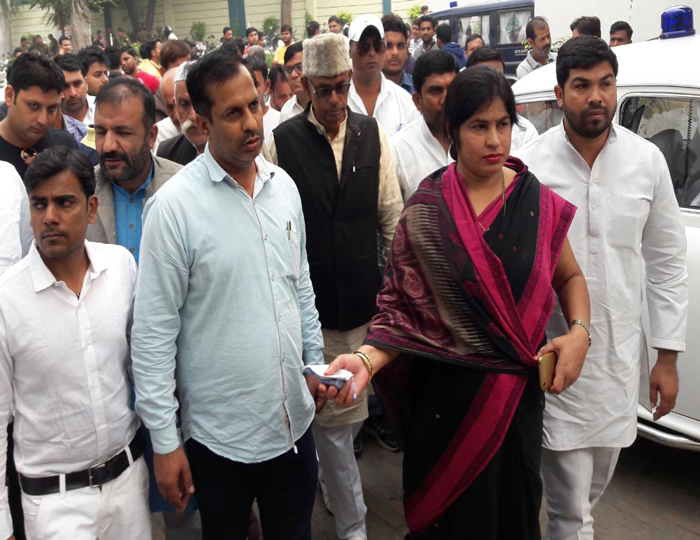 सपा नेता अतुल प्रधान ने दी इंस्पेक्टर को चीर देने की धमकी, आरोपी फरार ...