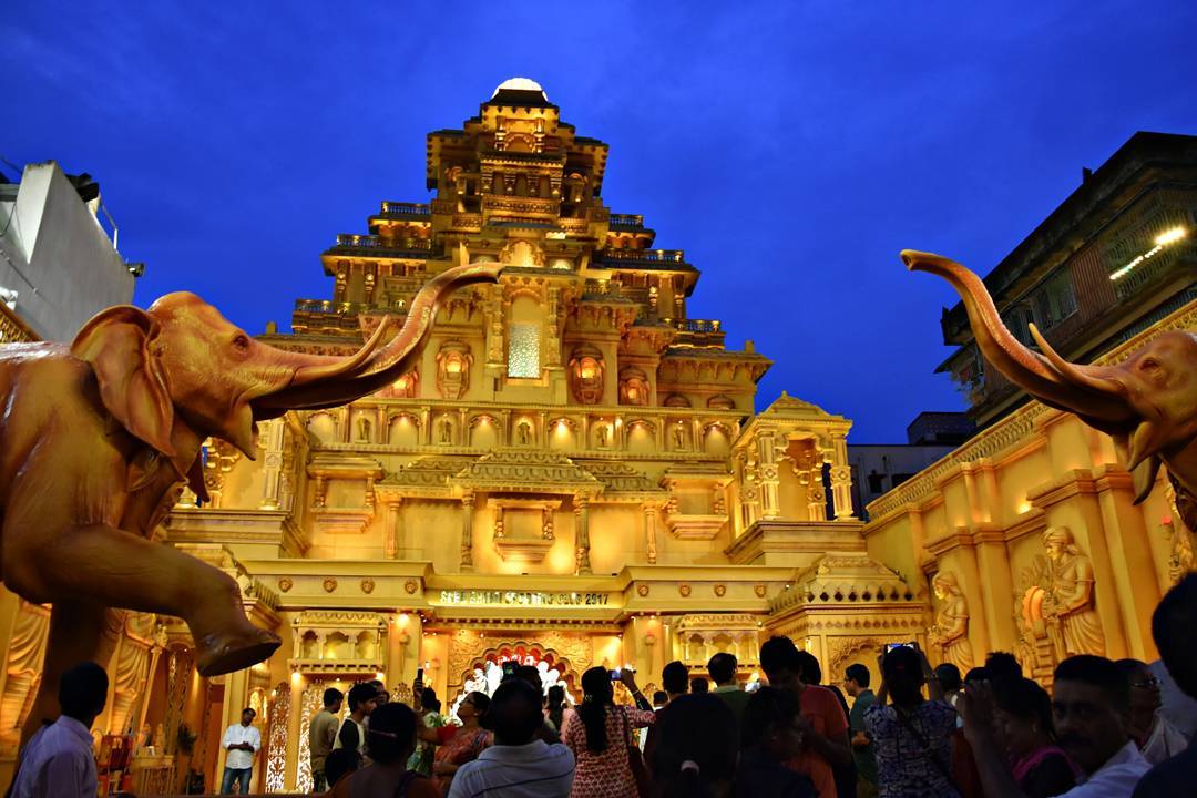 दुर्गा पूजा के इस भव्य 'बाहुबली' पंडाल को देखकर आप भी कहेंगे... जय ...