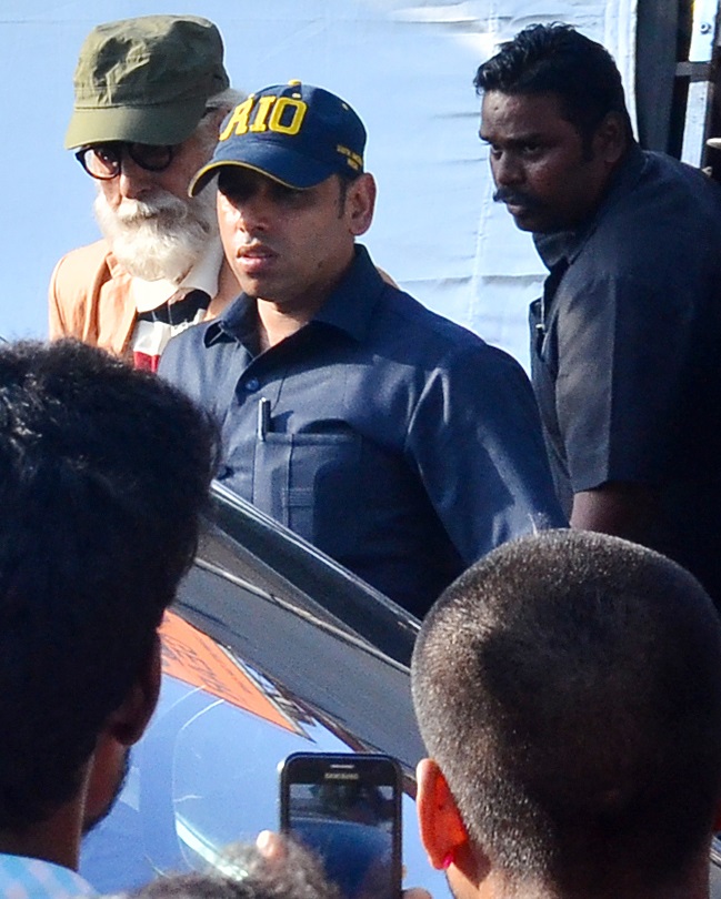 First Look: अमिताभ हुए 102 साल के, ऋषि कपूर बने बेटे, दोनों में बनती ...