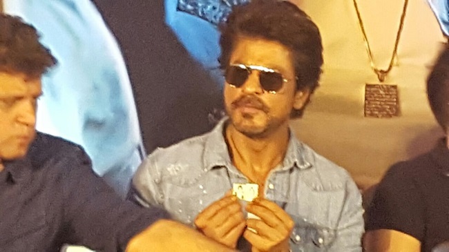 'रईस' के इस लॉकेट में ऐसा क्या है, जो शाह रूख़ को कर देता है इमोशनल ...