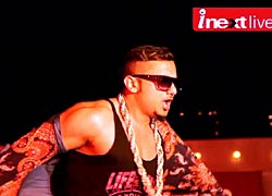 Honey Singh takes off his shirt on stage-Honey Singh takes off his ...