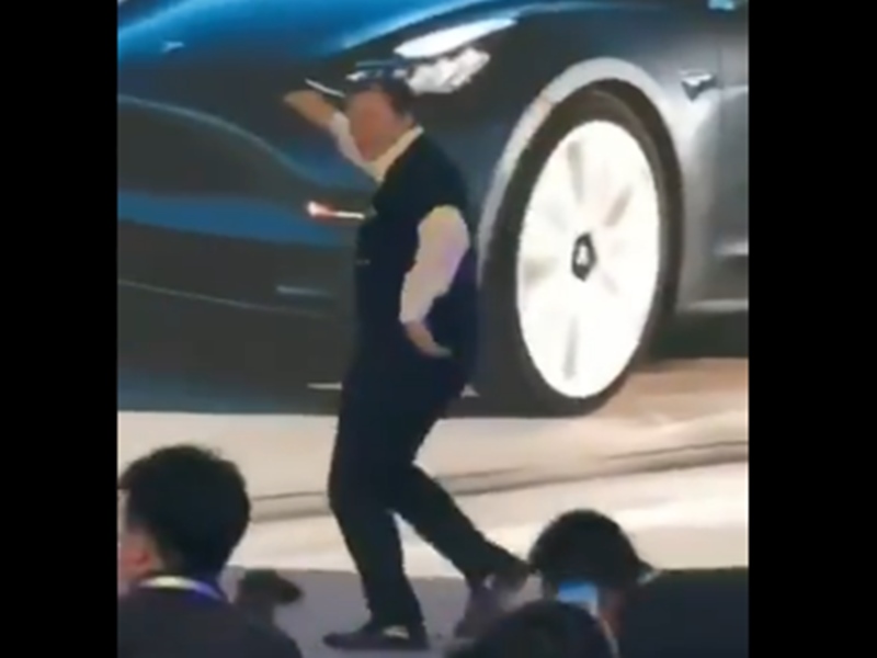 Elon Musk dancing video going viral watch and you will be shocked